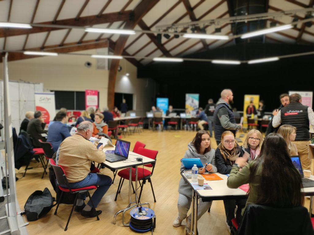 Beau succès du salon CRÉA au centre culturel - Ville de Golbey